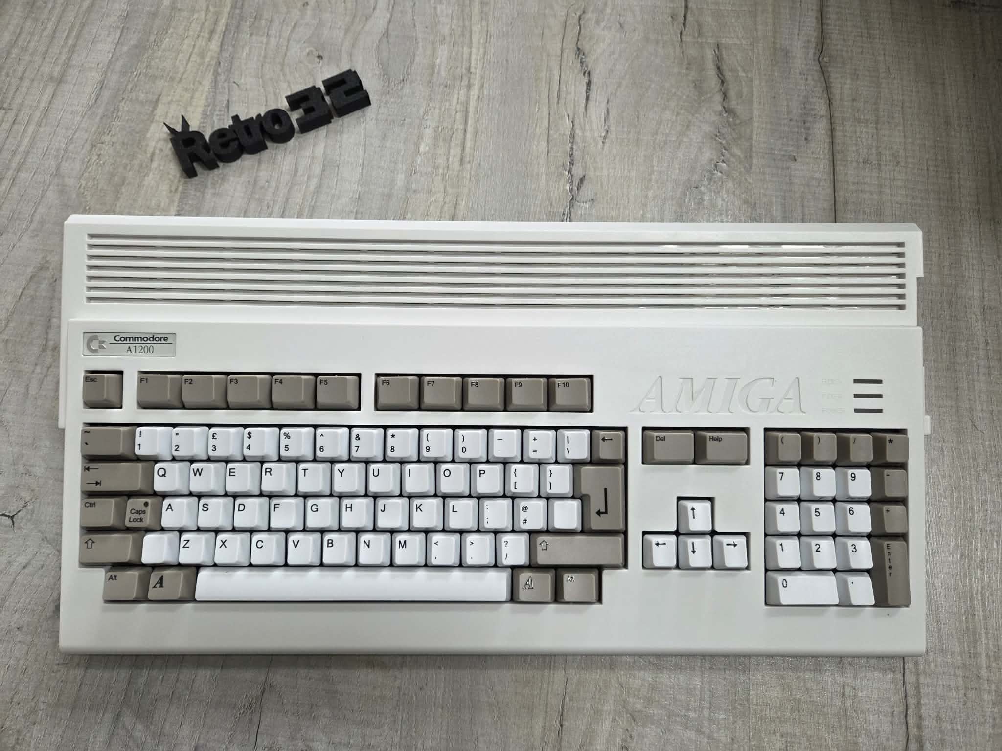 Recapped Amiga 1200 inc new A1200.net case and keycap set - Retro32